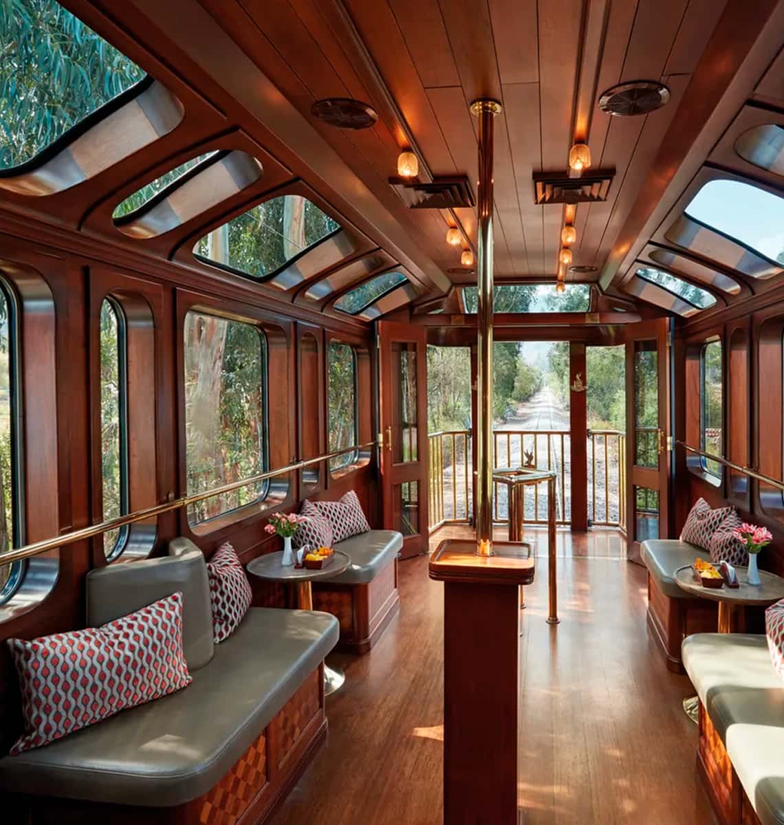 Coches de Lujo del Tren Hiram Bingham: Restaurante, Bar y Observatorio