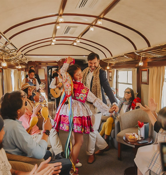 Descubre los Elegantes Coches del Tren PeruRail Titicaca