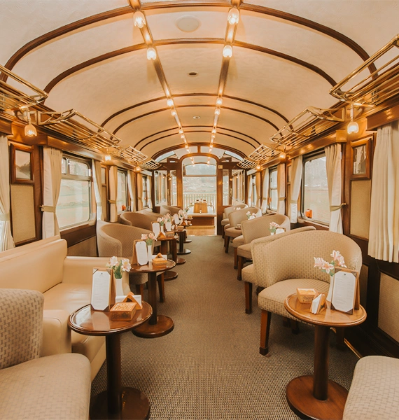 Descubre los Elegantes Coches del Tren PeruRail Titicaca