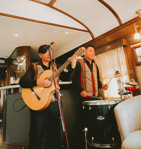 Descubre los Elegantes Coches del Tren PeruRail Titicaca